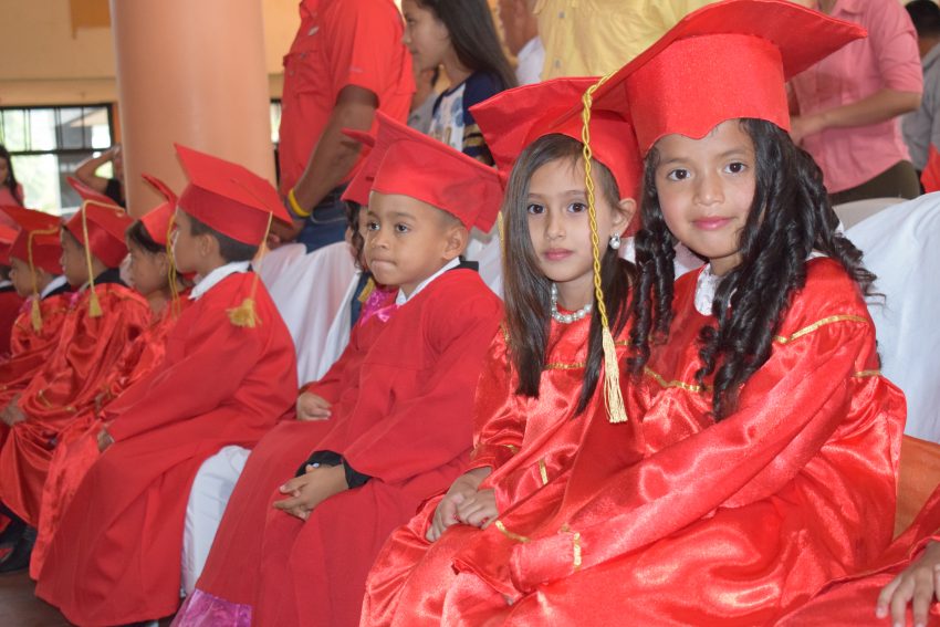 Egresó la primera promoción de COMSA International School - COMSA